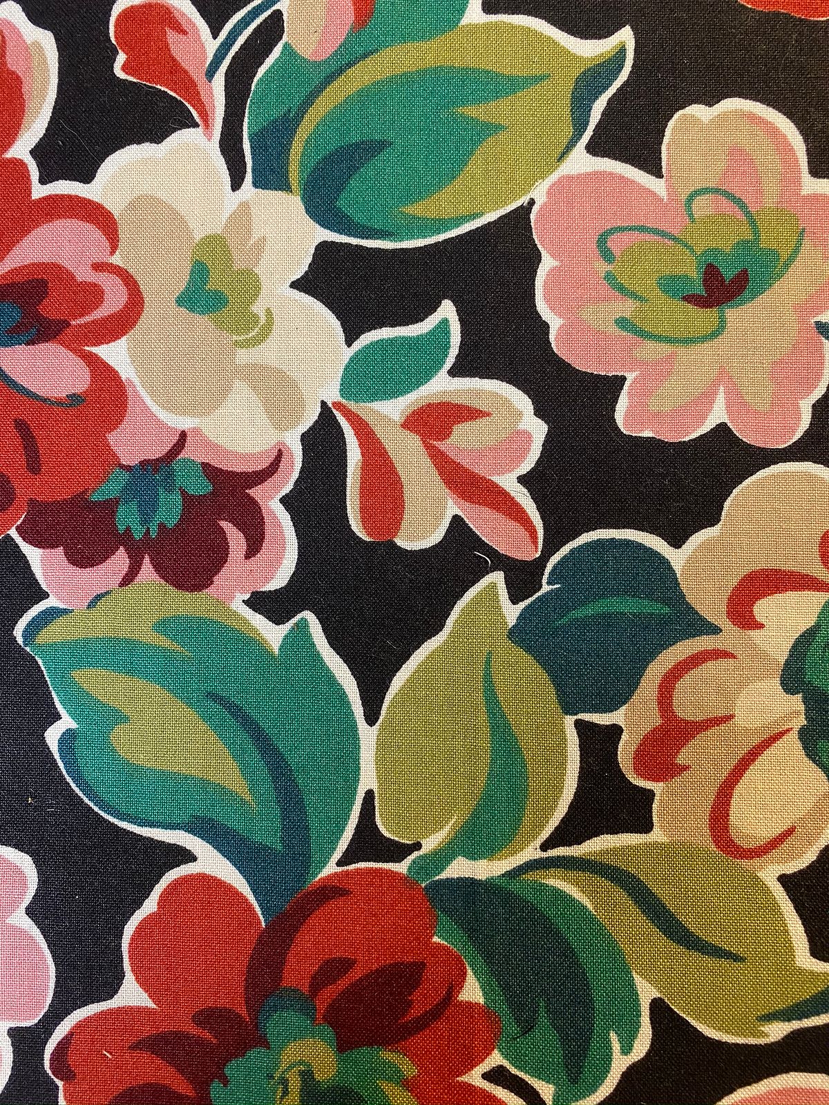 White-Tracing Floral Face Mask